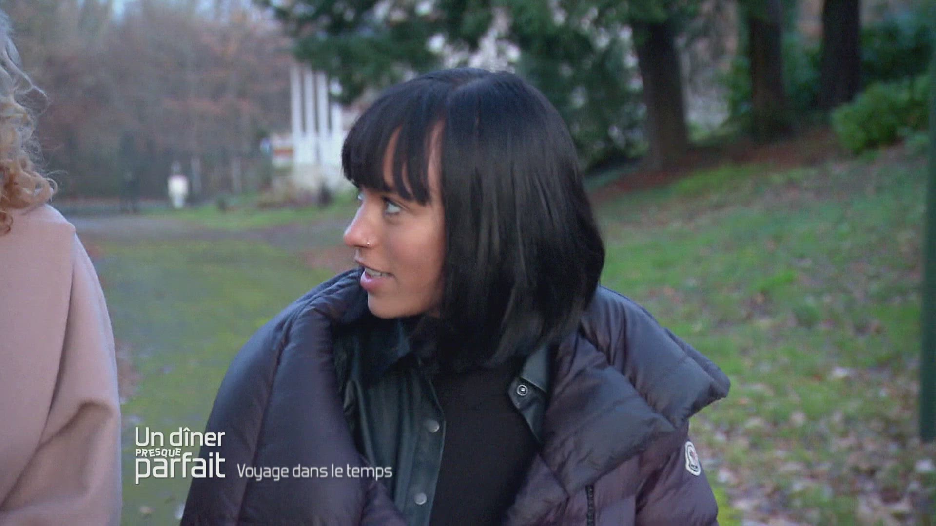 Replay Un dîner presque parfait, J2 : Spéciale voyage dans le temps du W9